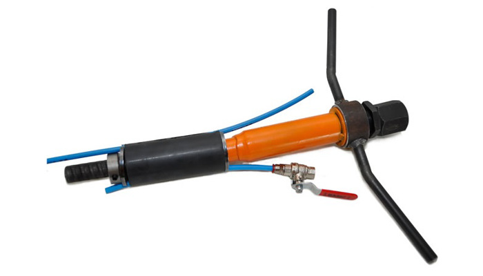 Rock bolt packer with assembly tool